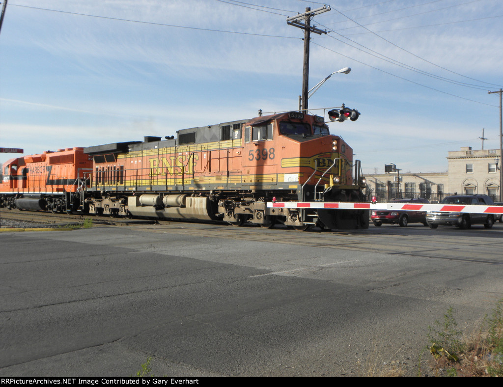 BNSF 5398 and IHB 4017